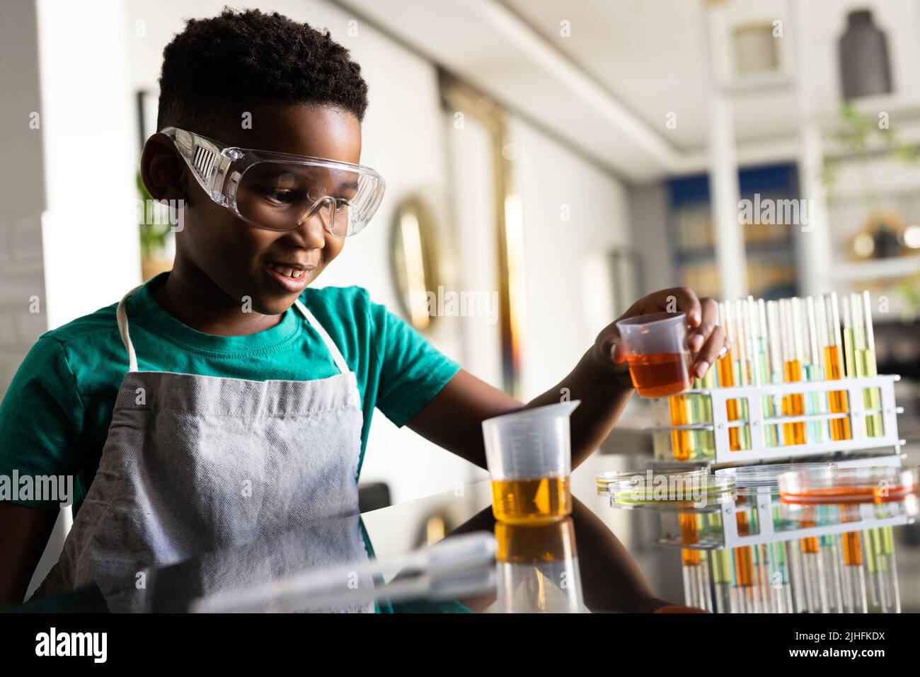 Chemistry home experiment hi-res stock photography and images - Alamy
