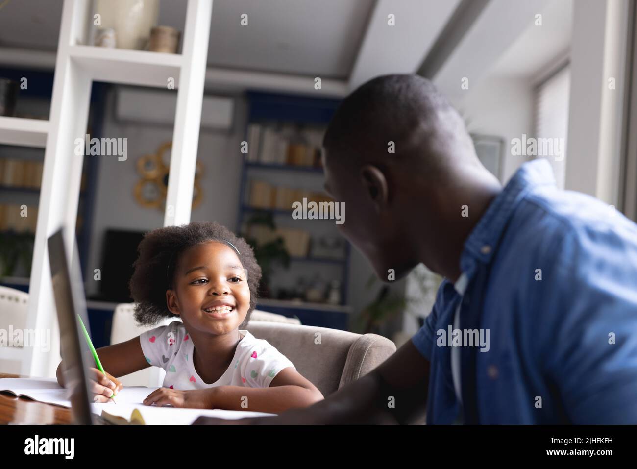 African american mom daughter homework hi-res stock photography and images - Alamy