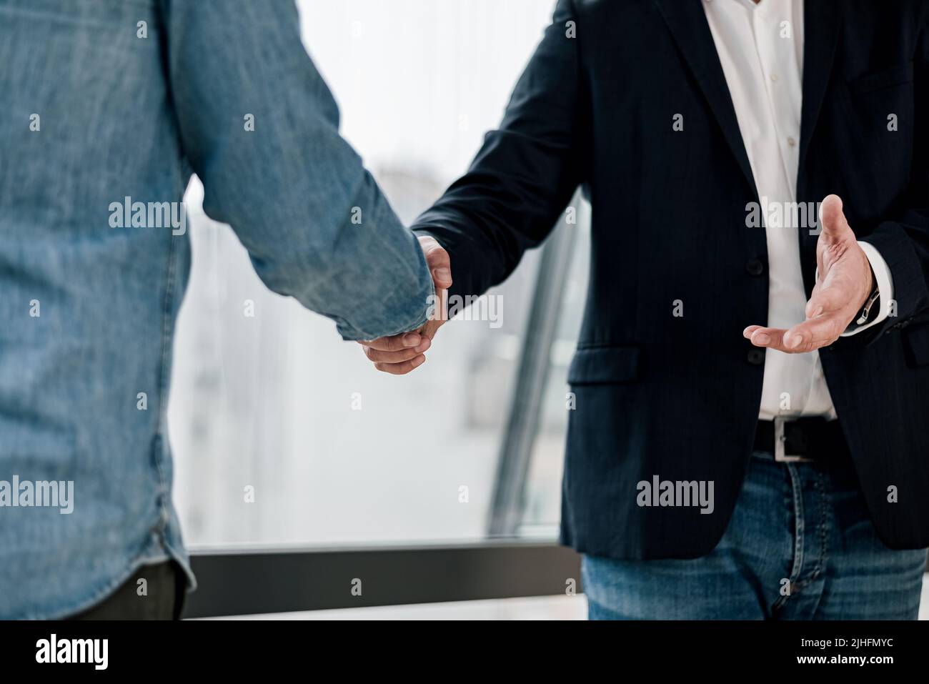 Business partnership handshake hi-res stock photography and images - Alamy