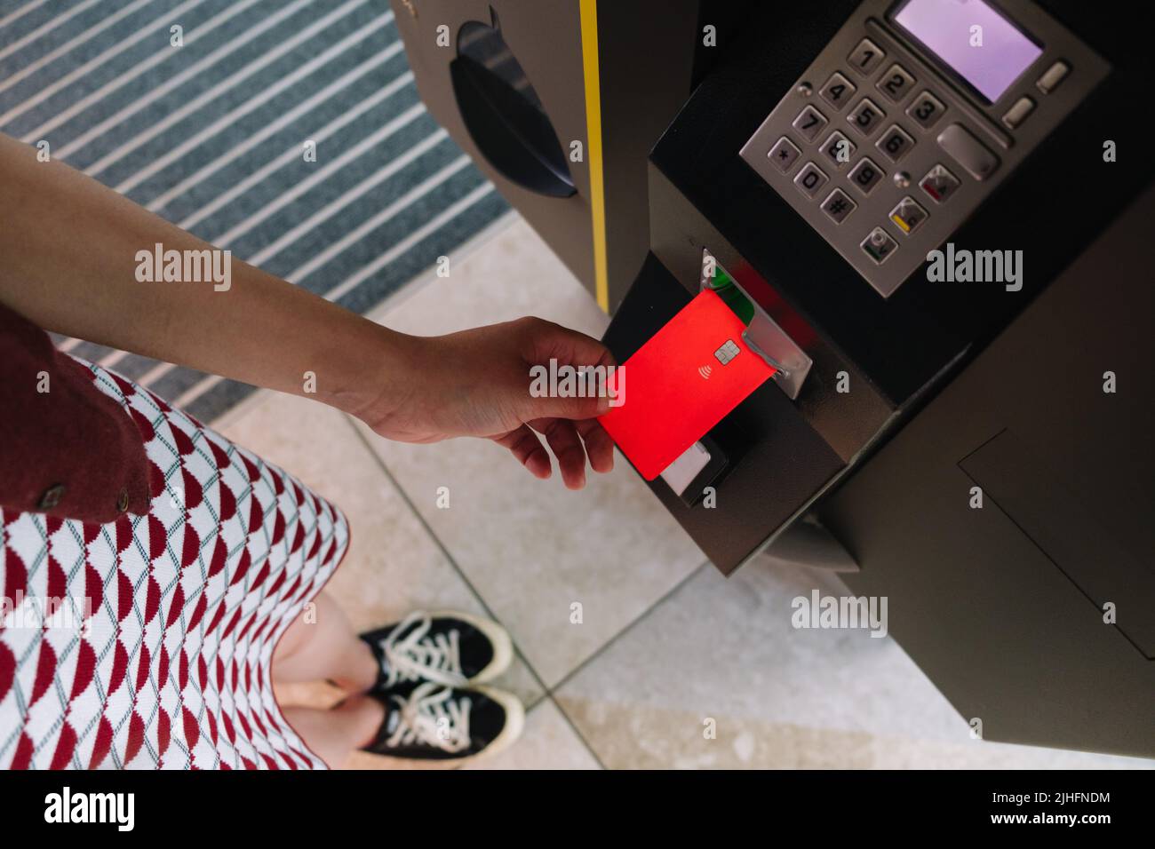 Women atm machine london hi-res stock photography and images - Alamy