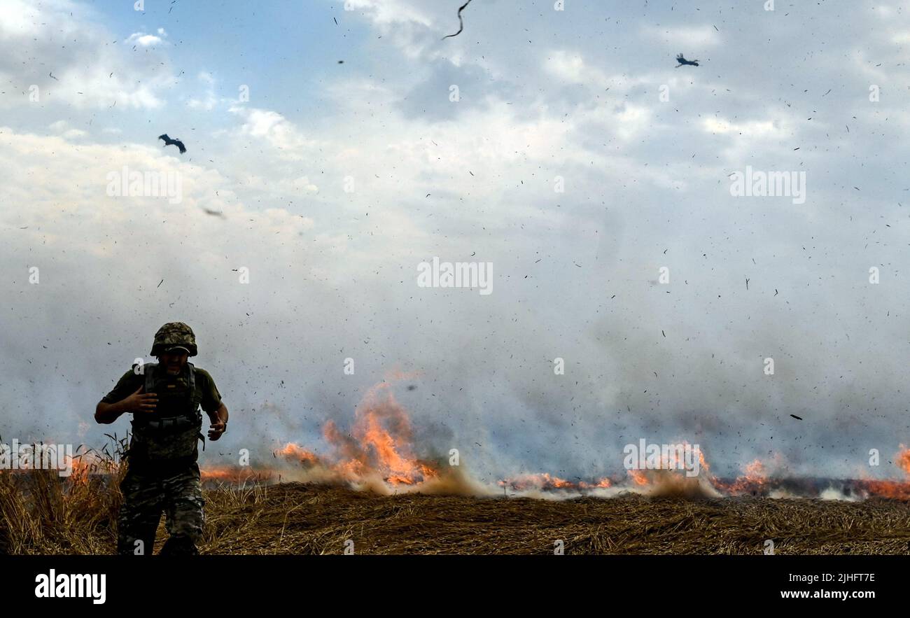 Ukraine burning wheat field hi-res stock photography and images - Alamy