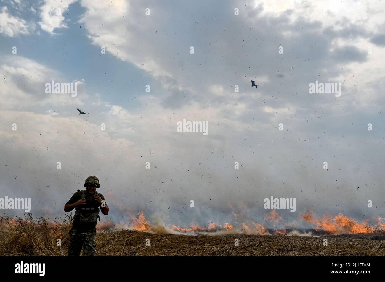 Ukraine burning wheat field hi-res stock photography and images - Alamy