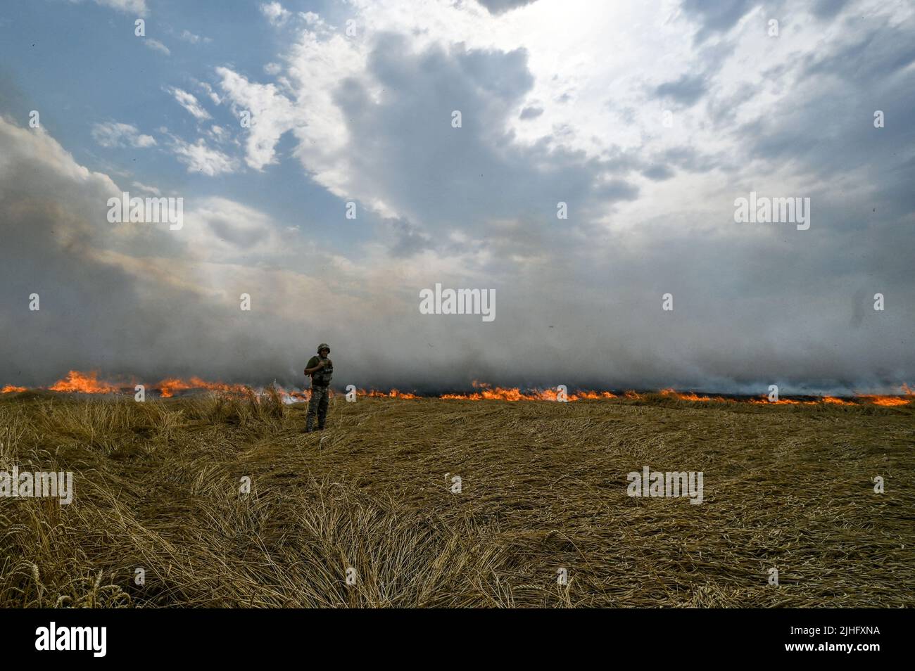 Ukraine burning wheat field hi-res stock photography and images - Alamy