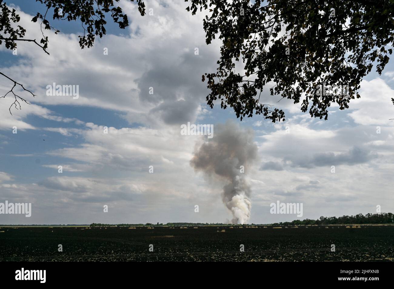 Ukraine burning wheat field hi-res stock photography and images - Alamy