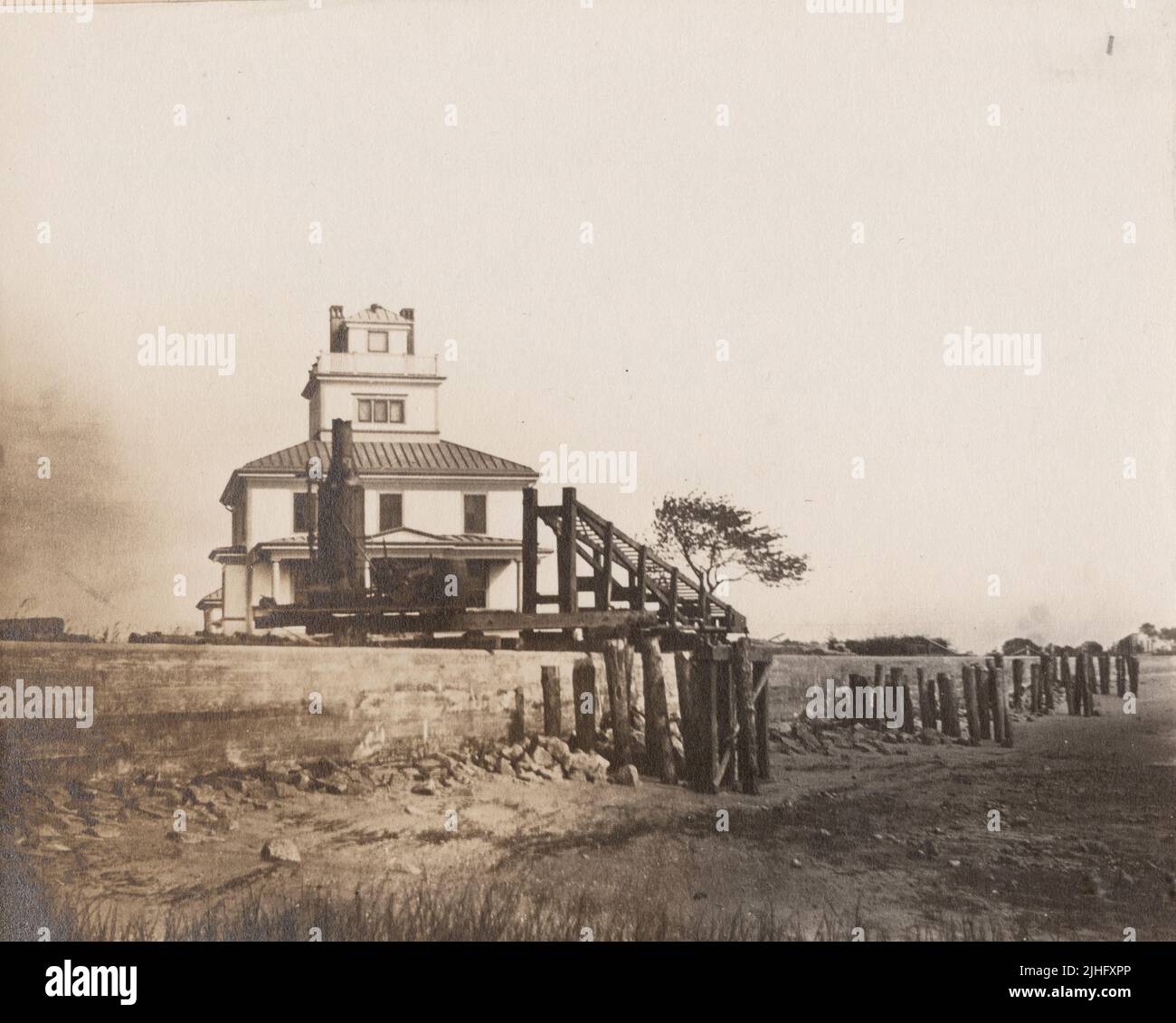 Delaware - Listons Range Front. Listons Range Front Light Station ...