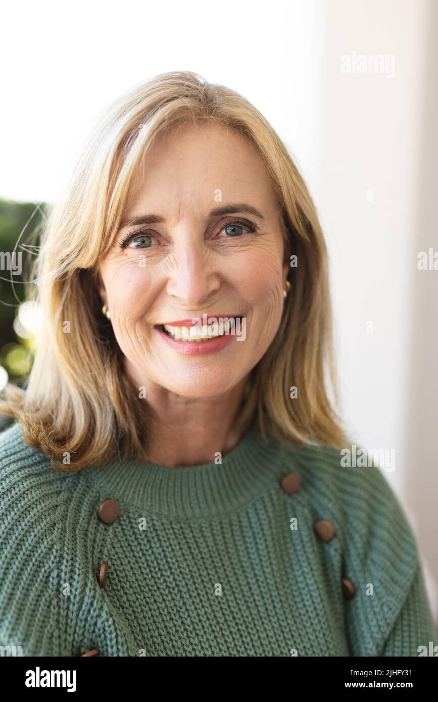 Caucasian woman smiling hi-res stock photography and images - Alamy