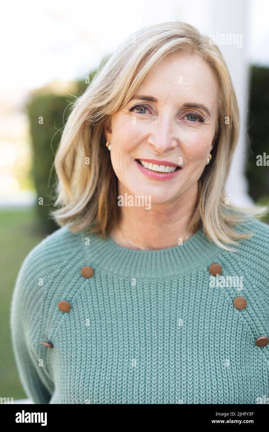 Caucasian woman smiling hi-res stock photography and images - Alamy