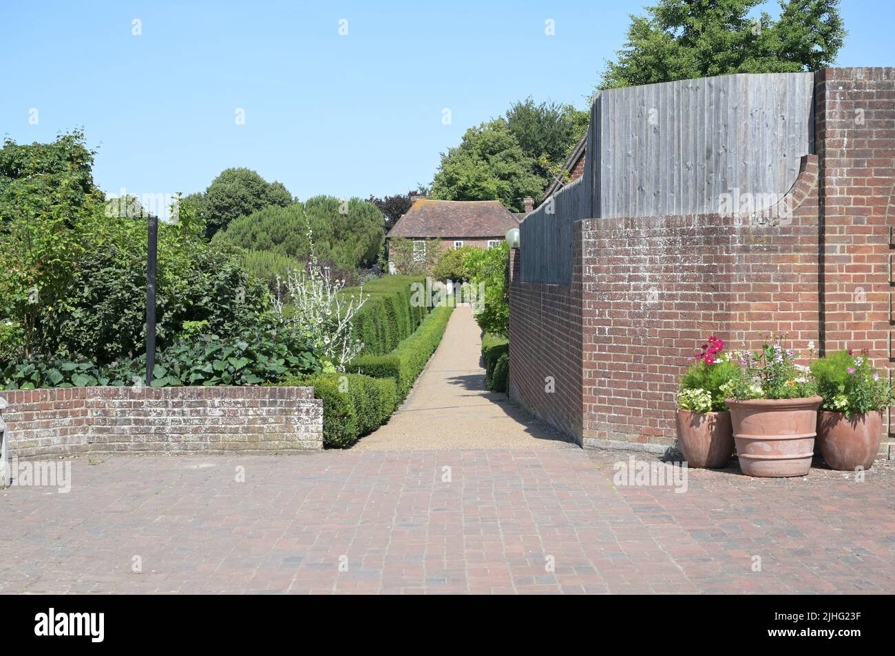 A walkway through an English country garden Stock Photo - Alamy