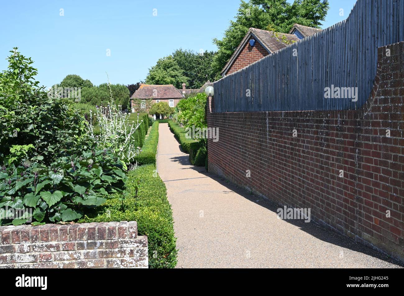 A walkway through an English country garden Stock Photo - Alamy