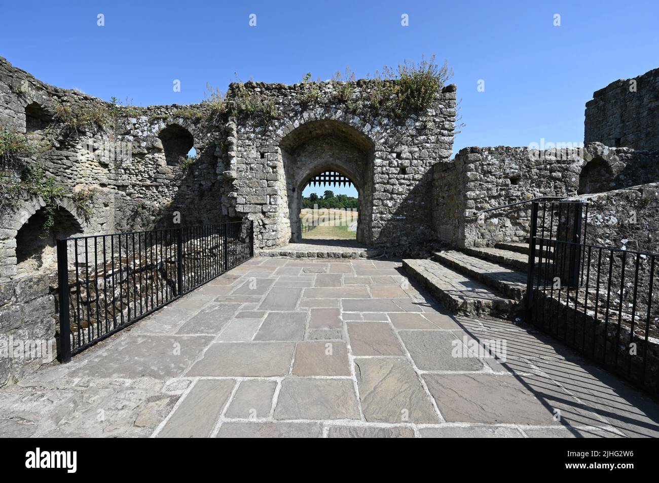 A ruined entrance gate at an English castle Stock Photo - Alamy