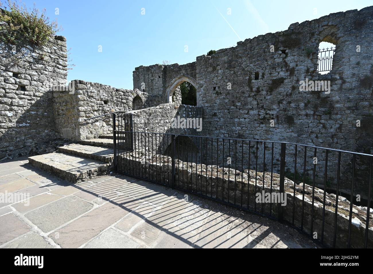 A ruined entrance gate at an English castle Stock Photo - Alamy