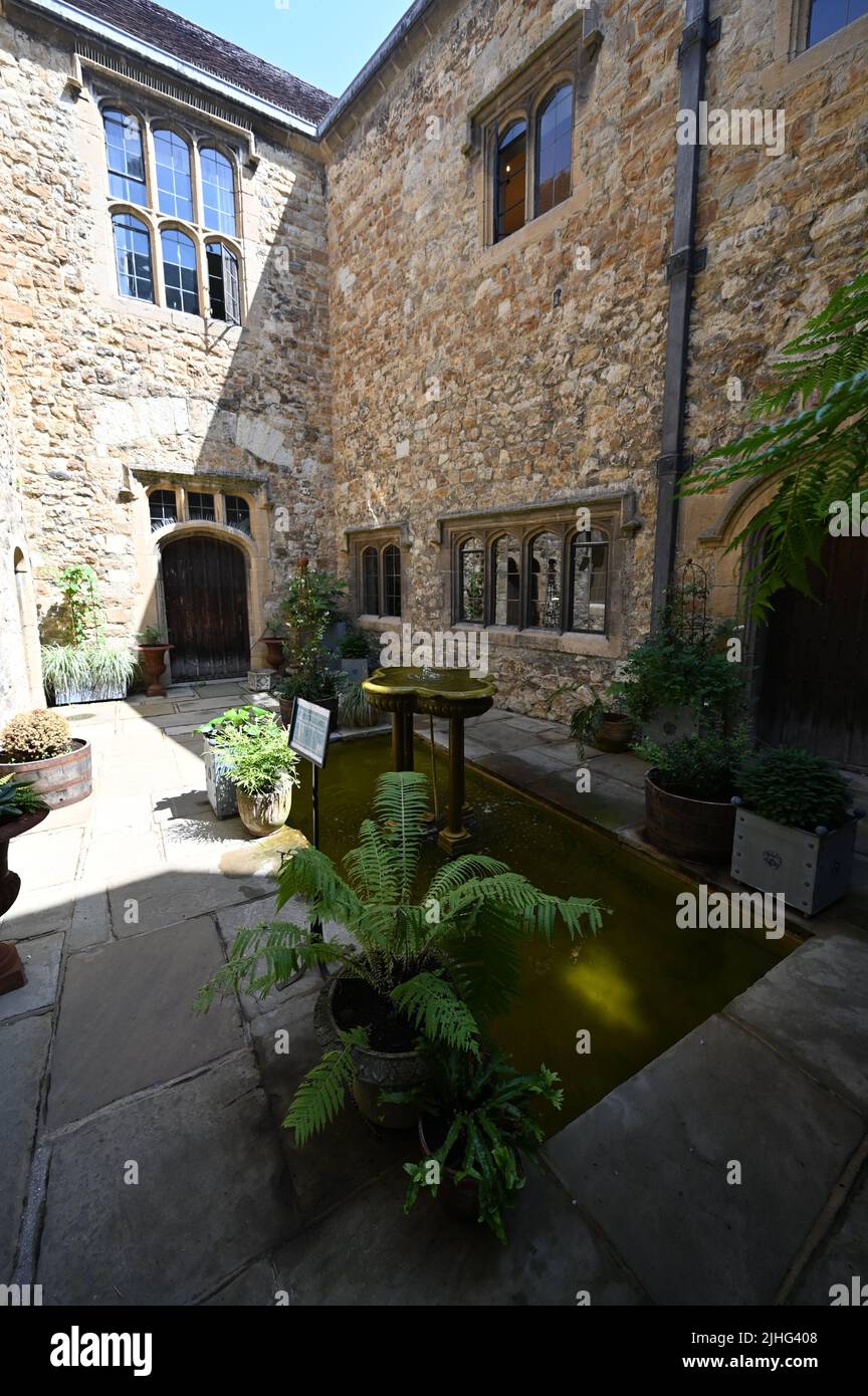 An inner courtyard at Leeds Castle Stock Photo - Alamy