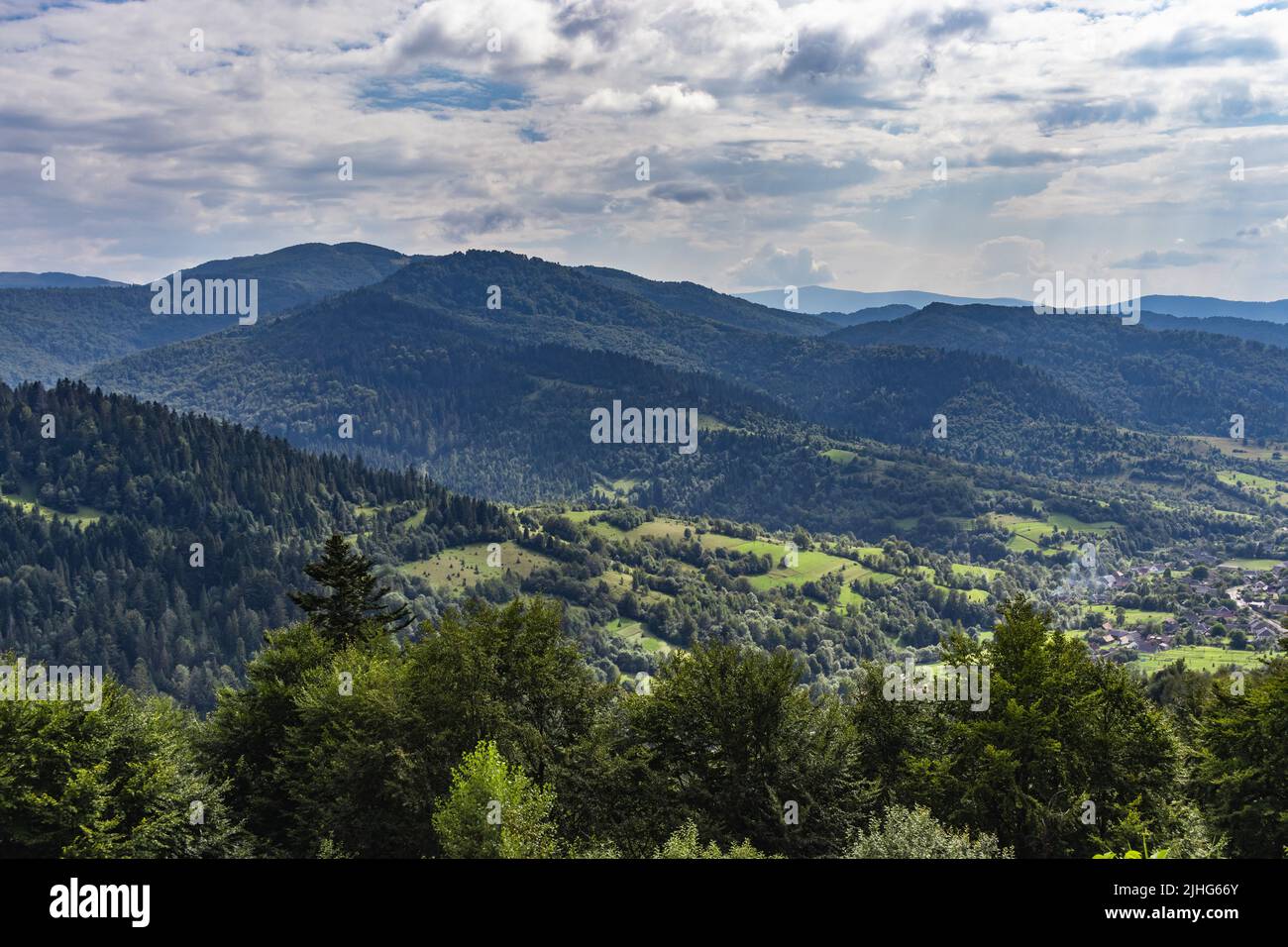 Beautiful panoramic views of the Carpathian Mountains from Uzhotsky ...