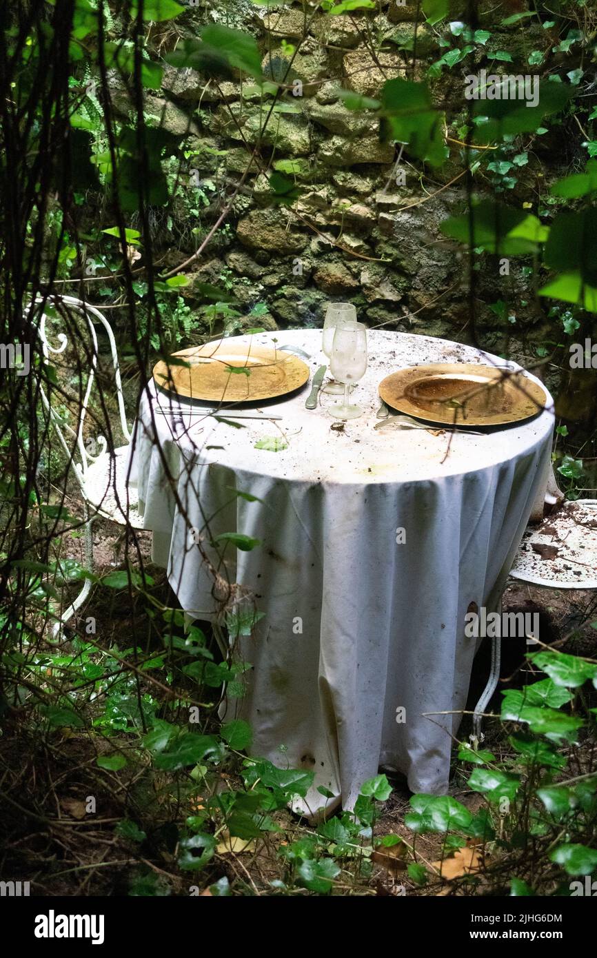 Two person table hi-res stock photography and images - Alamy