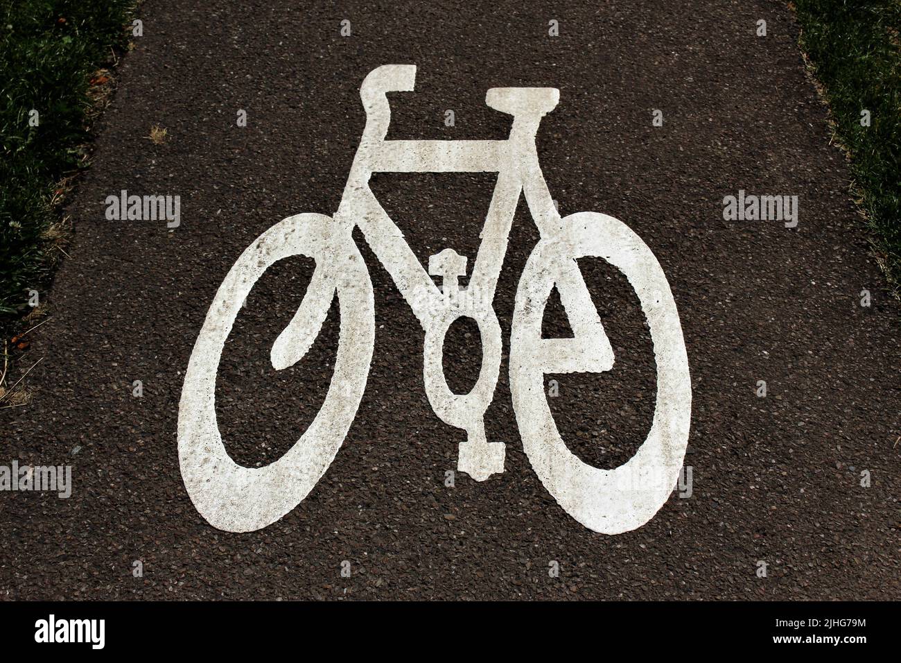 White paint bike lane sign hi-res stock photography and images - Alamy