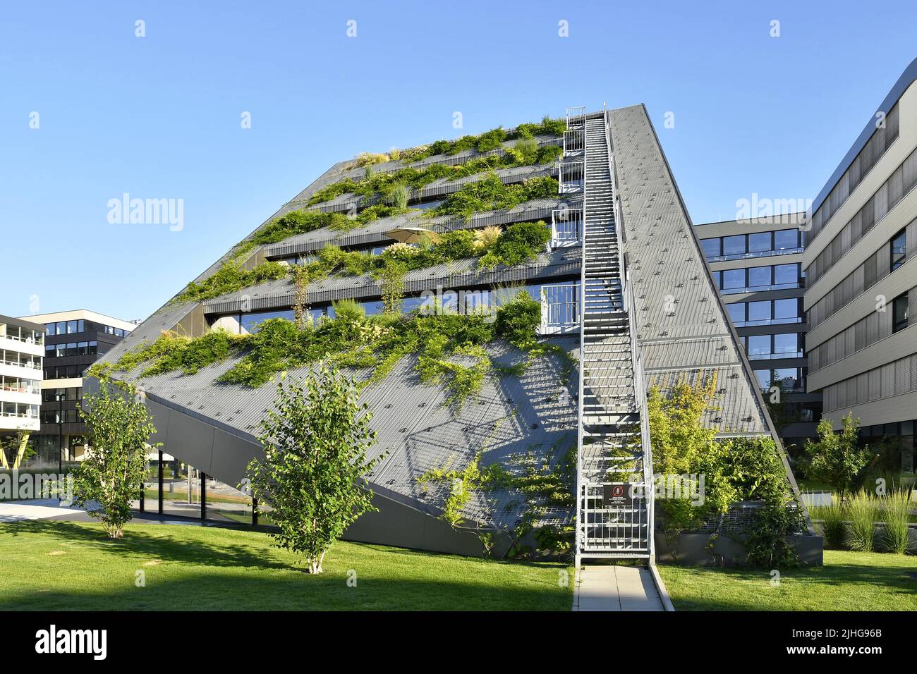 Green facade hi-res stock photography and images - Alamy