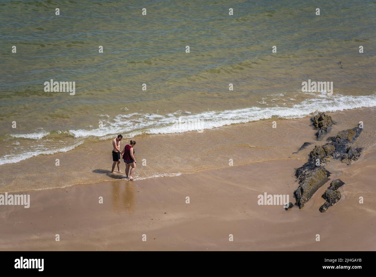 Tenby, Wales - May 2021 : People enjoying sunshine hot day on the Tenby ...