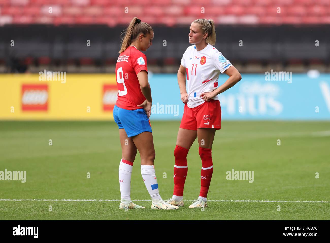 Sheffield, England, 17th July 2022. Wearing each other's shirts ...