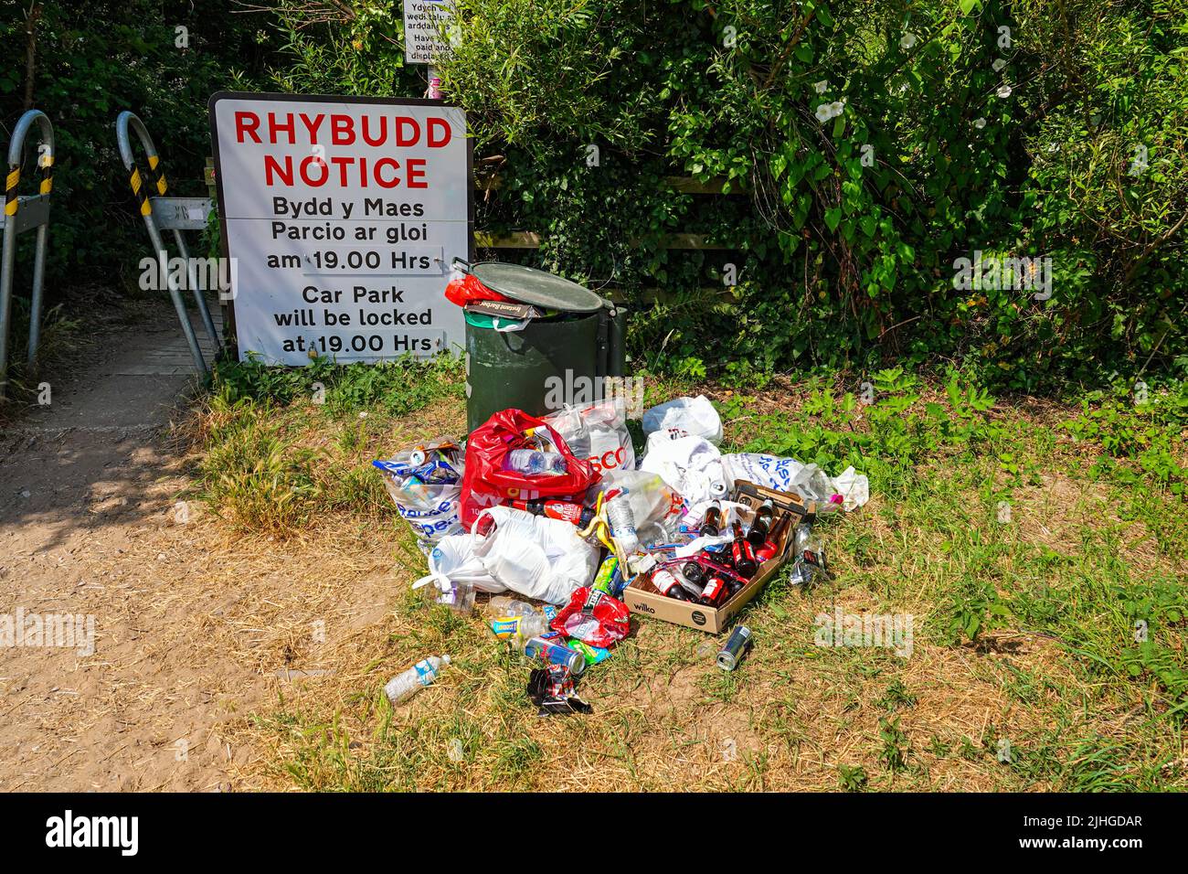 The entrance to Talacre sand dunes, with signs and rubbish Stock Photo ...