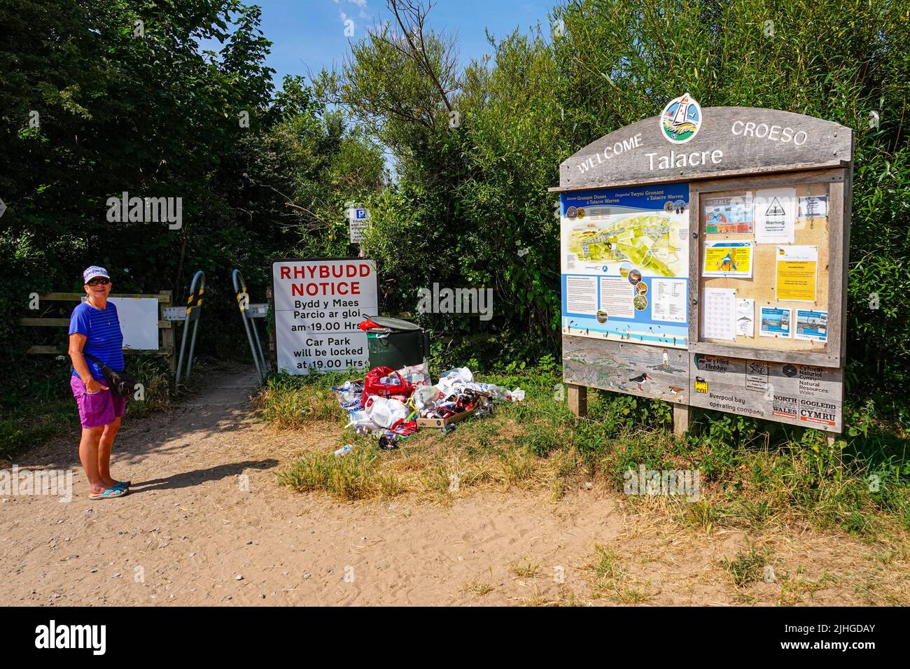 The entrance to Talacre sand dunes, with signs and rubbish Stock Photo ...