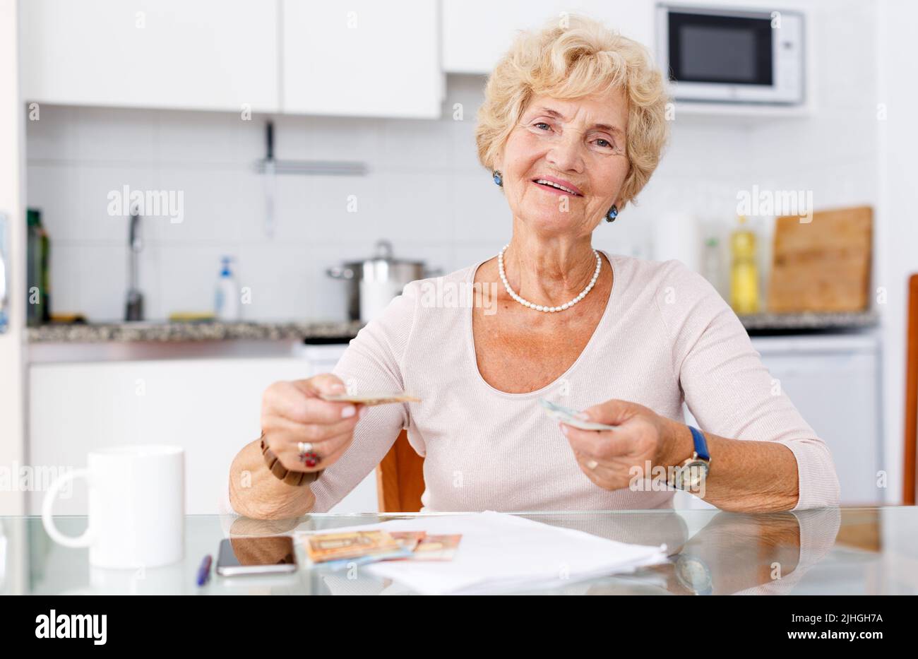 Mature woman counting her cash Stock Photo - Alamy