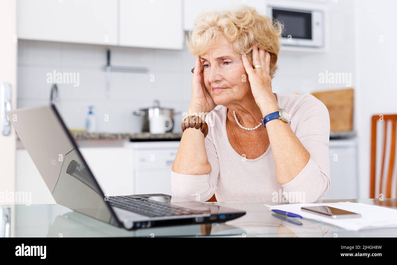 Woman has difficulties using computer Stock Photo - Alamy