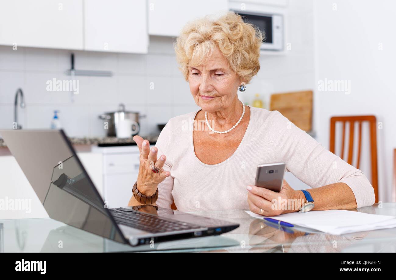 Elderly woman computer confused hi-res stock photography and images - Alamy