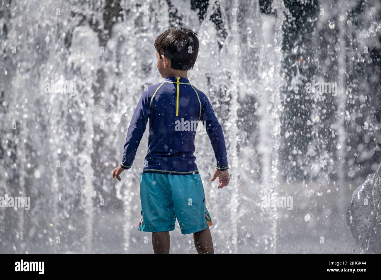 London, UK. 18th July, 2022. UK Weather: Heatwave Monday. Locals cool ...