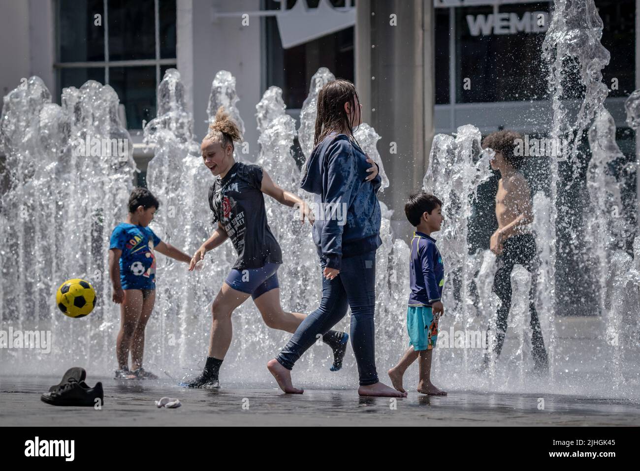 London, UK. 18th July, 2022. UK Weather: Heatwave Monday. Locals cool ...