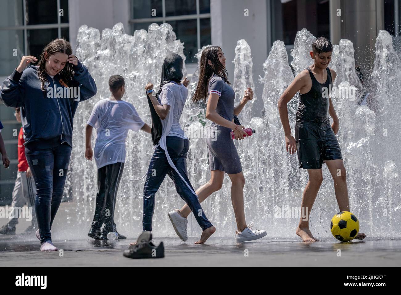 London, UK. 18th July, 2022. UK Weather: Heatwave Monday. Locals cool ...