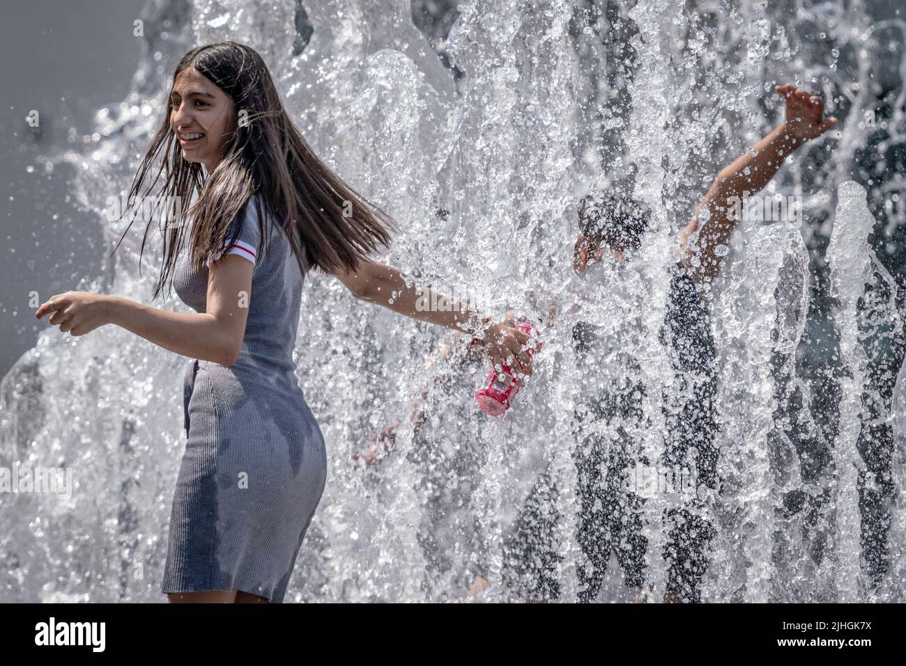 London, UK. 18th July, 2022. UK Weather: Heatwave Monday. Locals cool ...