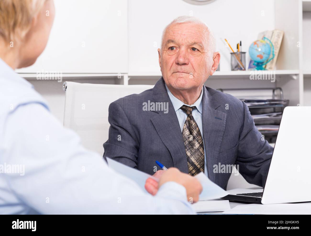 Client attention hi-res stock photography and images - Alamy