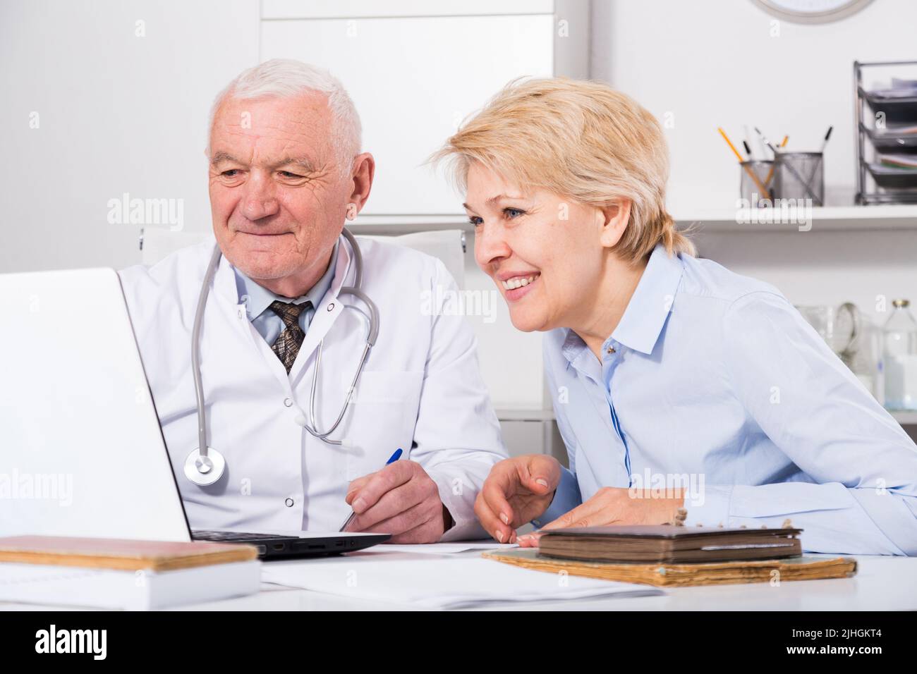 Female doctor male client hi-res stock photography and images - Alamy
