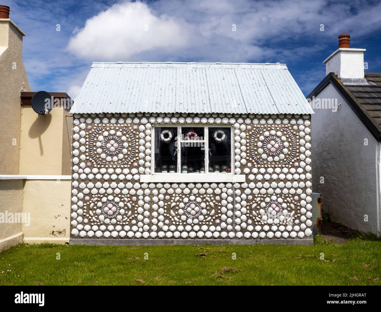 A shed decorated with Scallops and Mussels in Hamnavoe, on West Burra ...