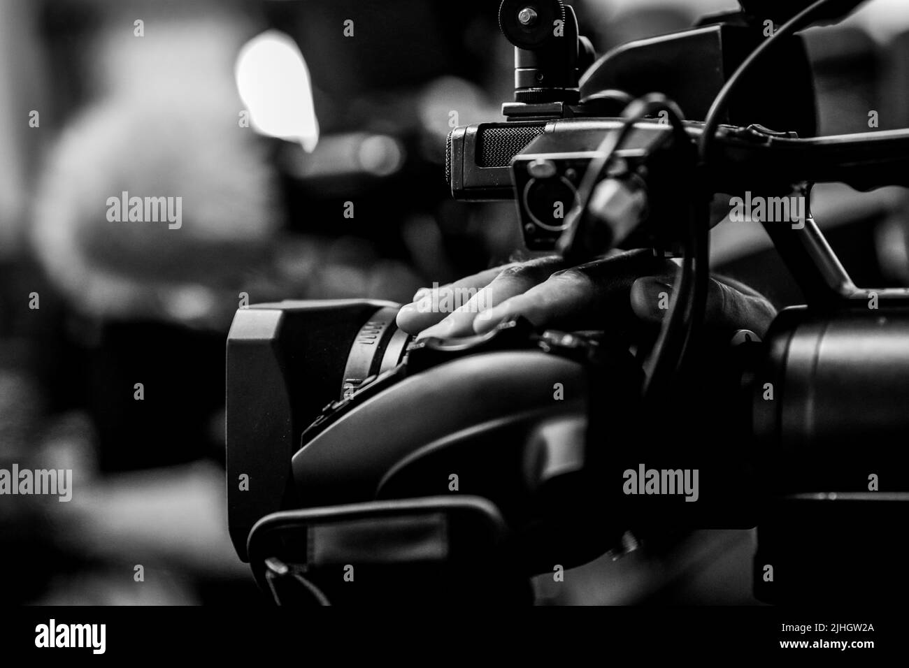 News reporter camera hi-res stock photography and images - Alamy