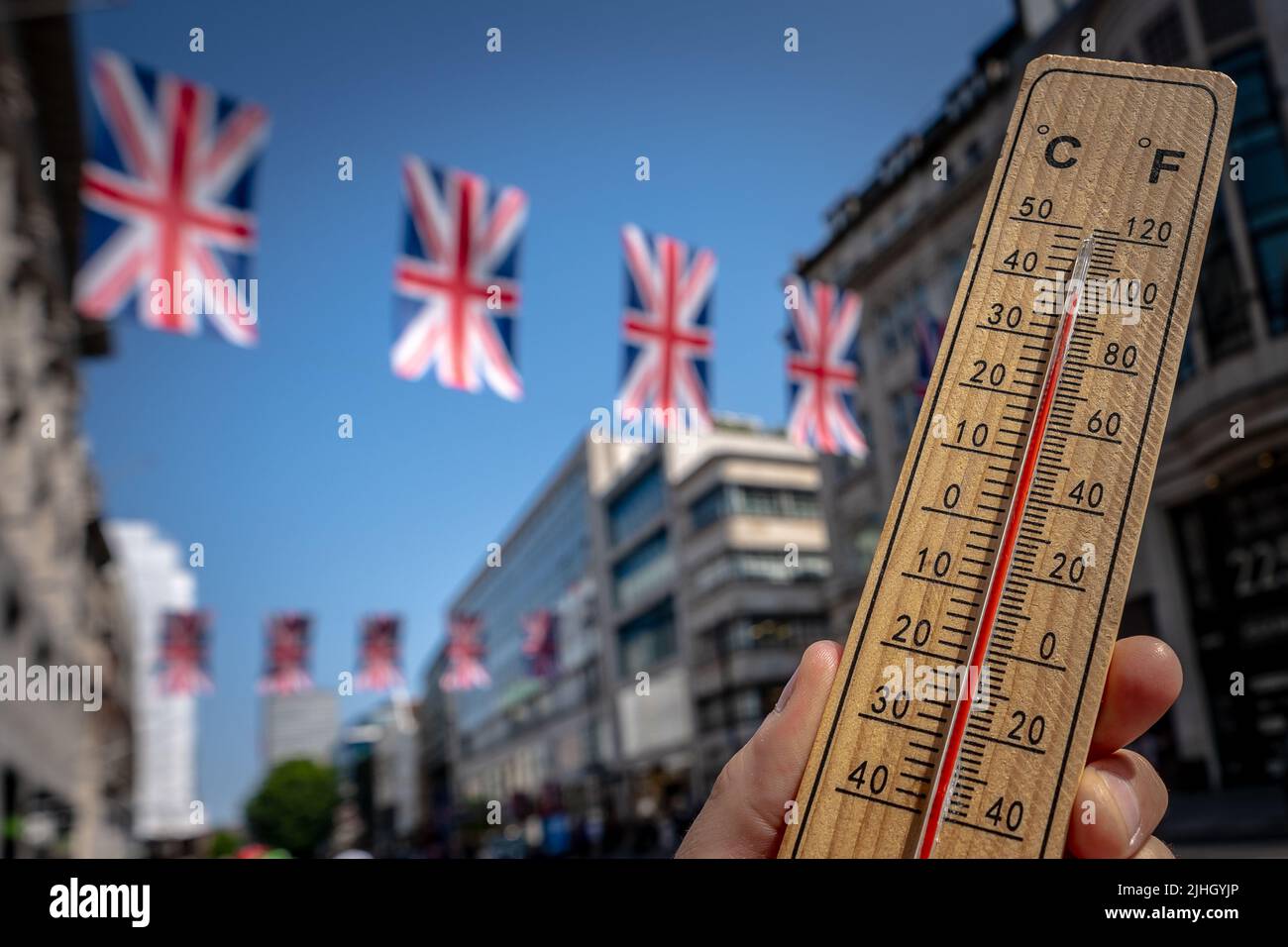 London, UK. 18th July, 2022. UK Weather: Heatwave Monday. Afternoon ...