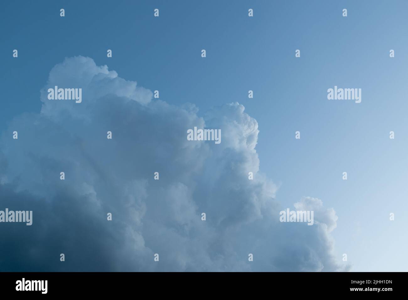 Pale blue cloud background hi-res stock photography and images - Alamy