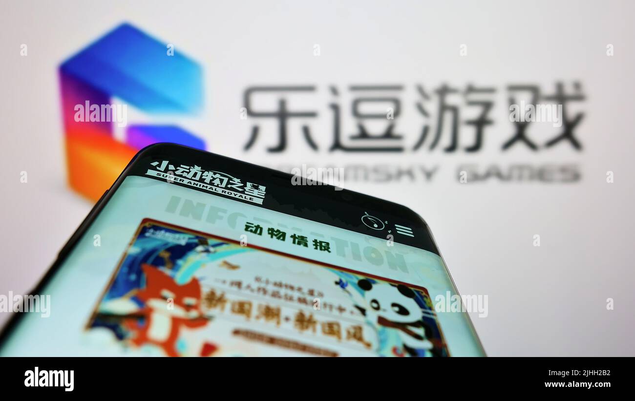 Smartphone with webpage of gaming company iDreamSky Technology Holdings ...
