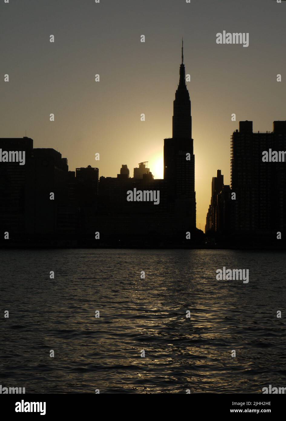 Empire state building silhouette hi-res stock photography and images ...