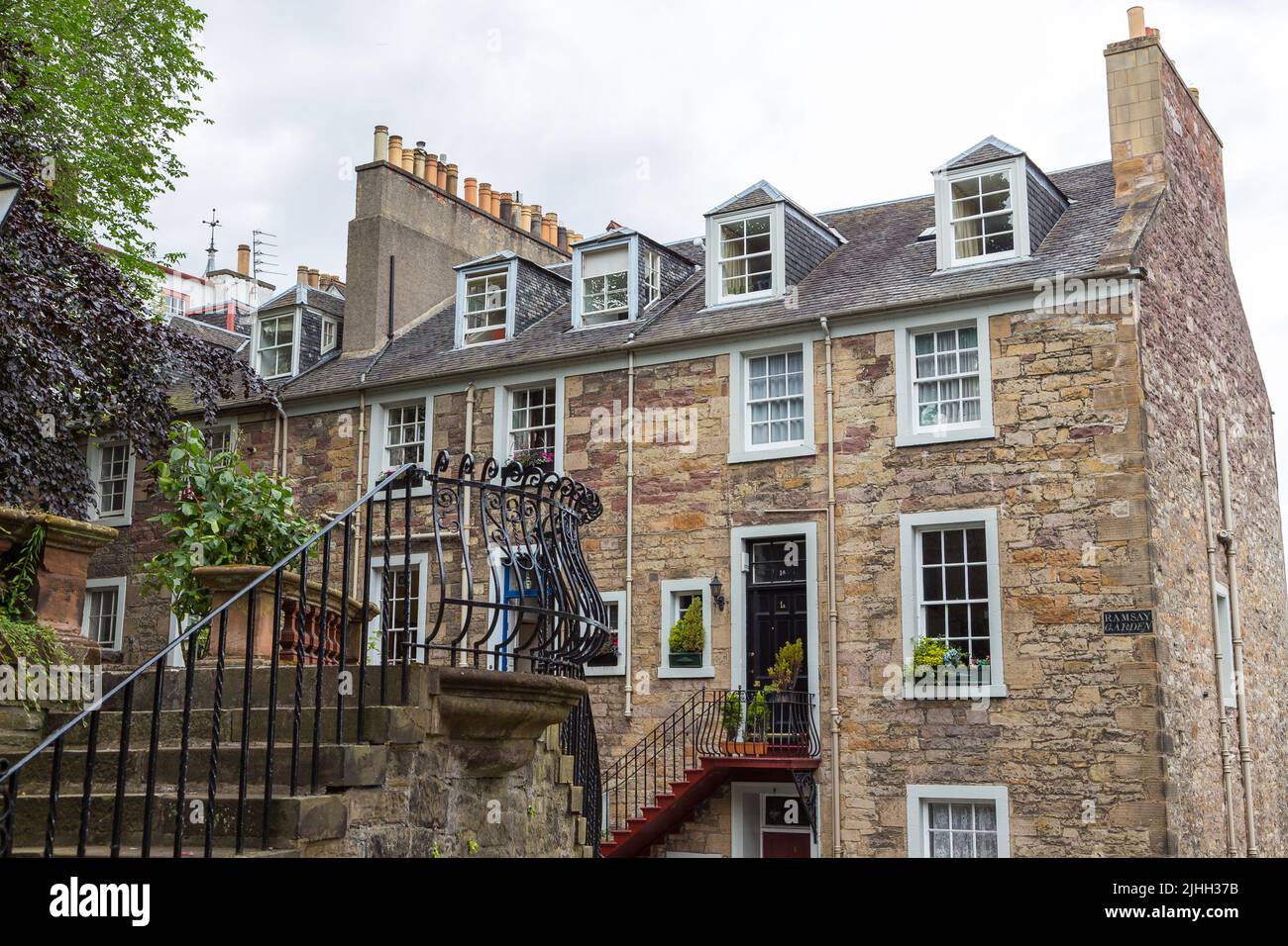 Traditional edinburgh tenement hi-res stock photography and images - Alamy