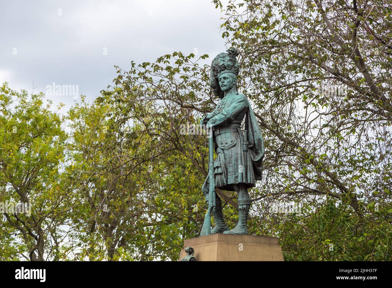 Black watch statue hi-res stock photography and images - Alamy