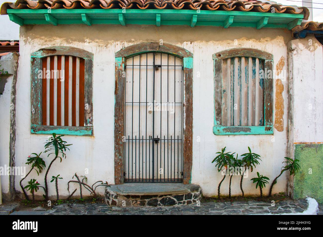 Beautiful, small and colorful typical colonial house in the Passage ...
