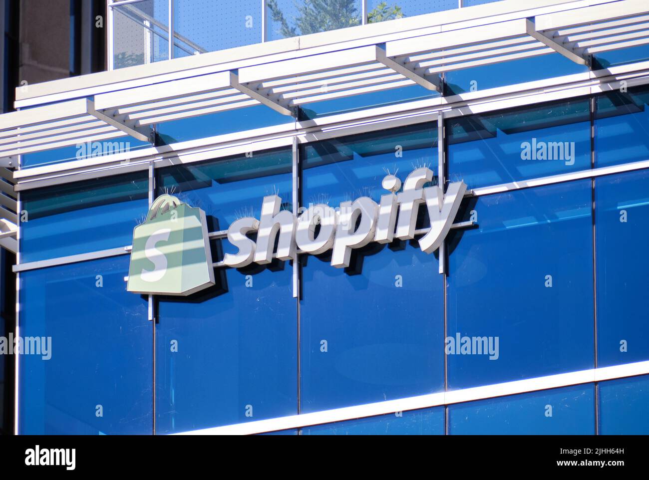 Shopify hi-res stock photography and images - Alamy