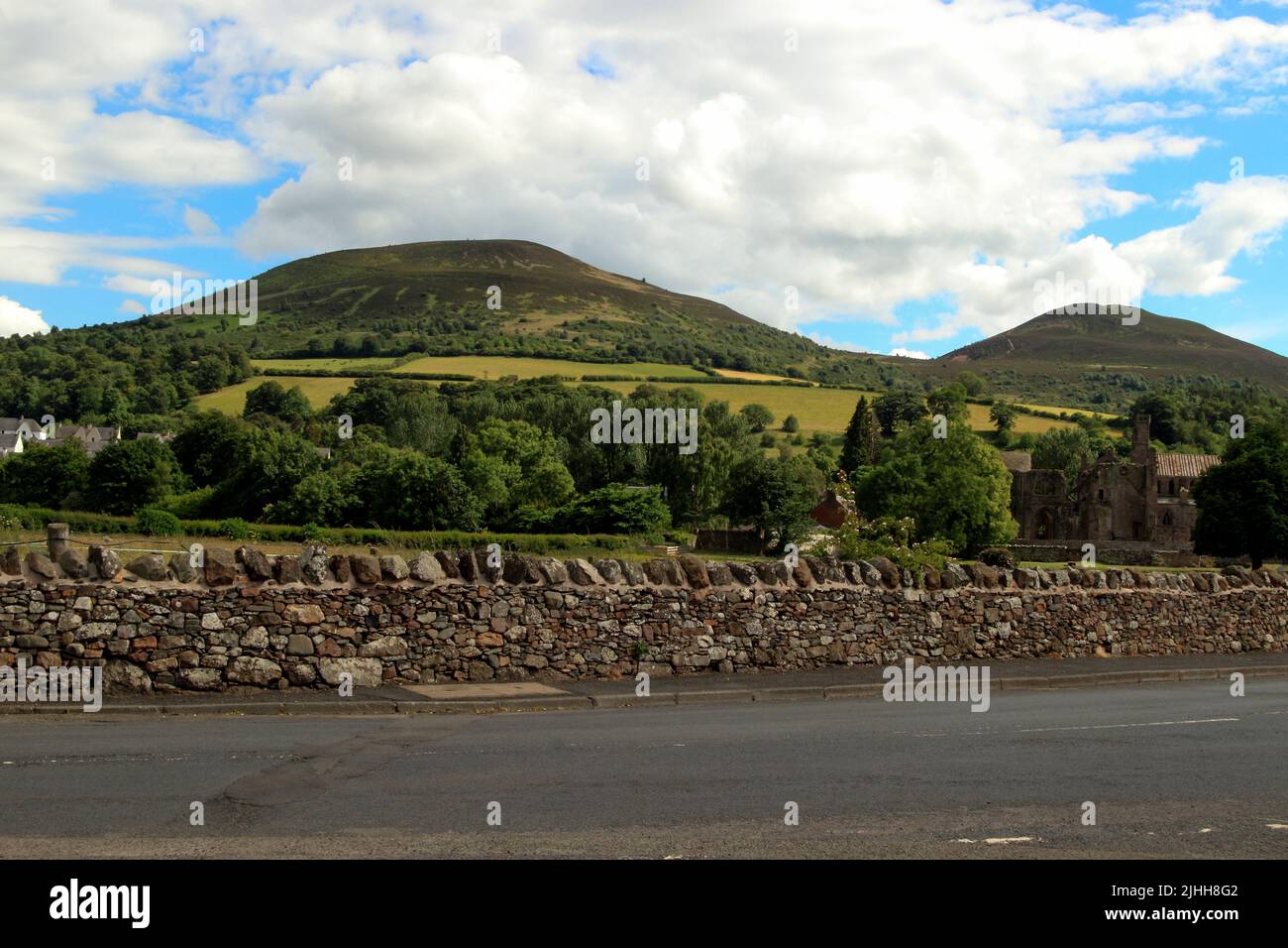 Scottish landscape, Ruins of Melrose Abbey, a Cistercian monastery in ...