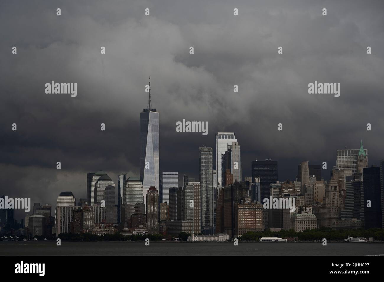 New York, US. 18 Jul 2022. Dramatic storm clouds over Manhattan as ...