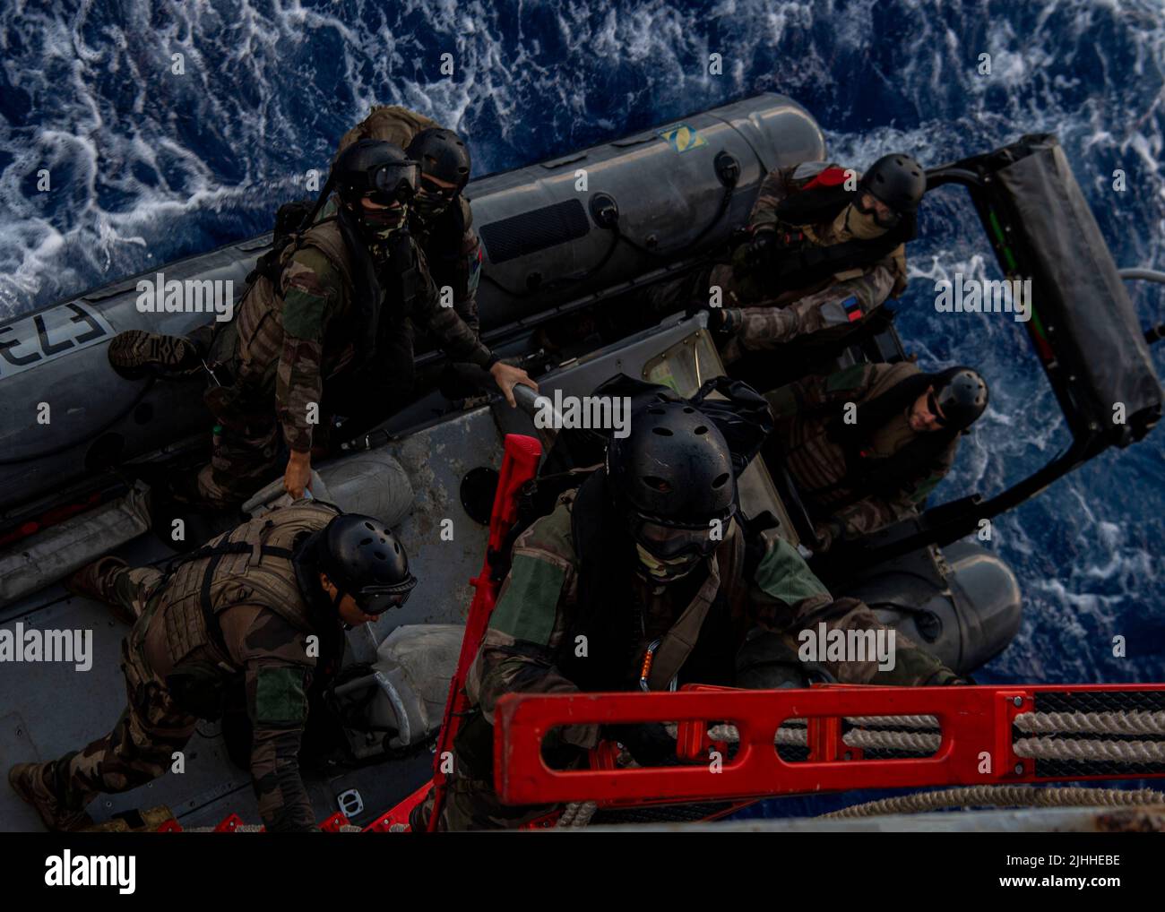 PACIFIC OCEAN (July 15, 2022) Sailors assigned to French Navy frigate ...