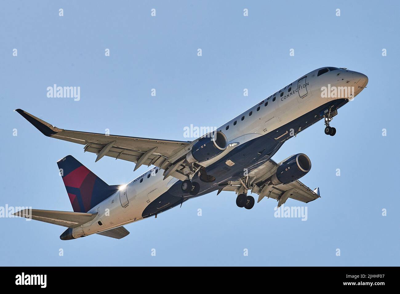 Delta connection airlines hi-res stock photography and images - Alamy