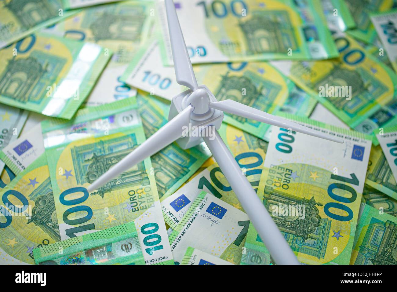 Wind energy cost. Payment for wind energy. cost of green renewable ...