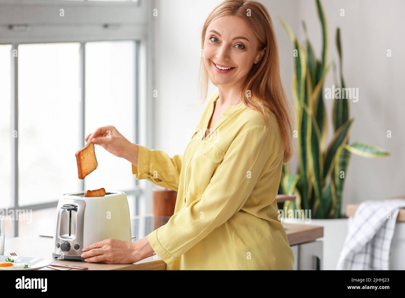Toaster in kitchen making toasts hi-res stock photography and images ...