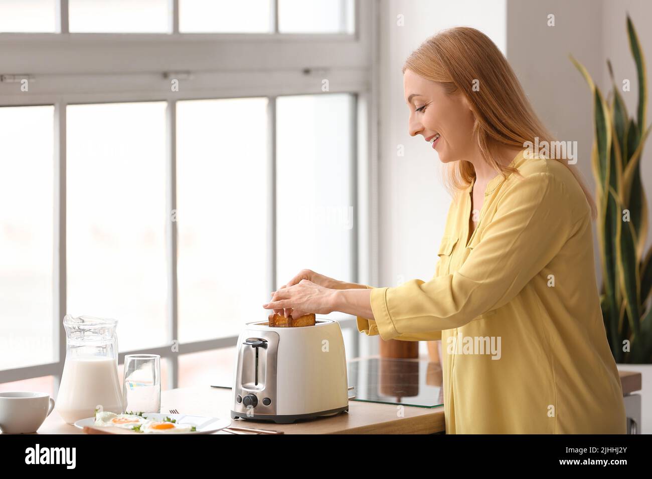 Toaster in kitchen making toasts hi-res stock photography and images ...